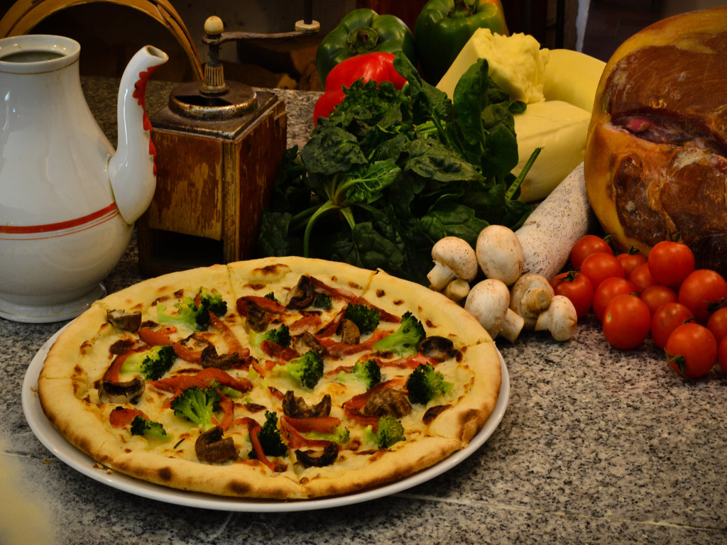 Stara Pizzeria - Since 1977.